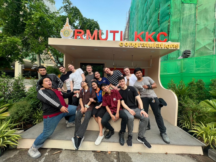 Schüler*innen der Fachschule für Technik in Thailand – CSBME